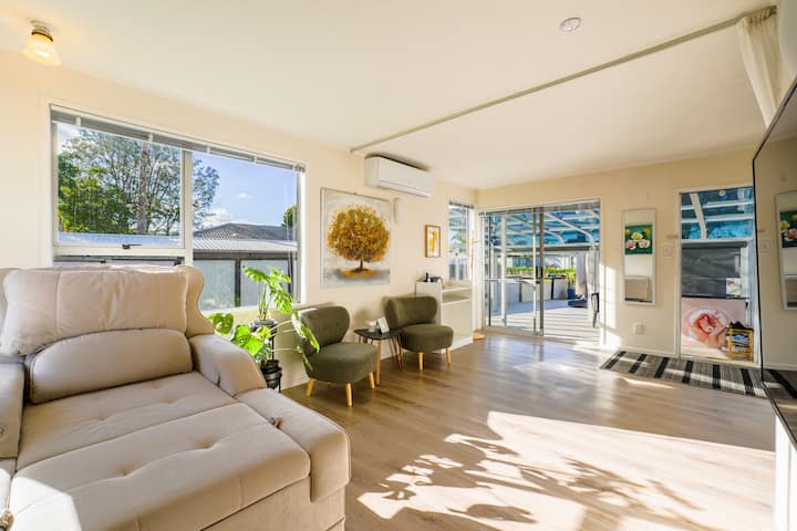 Stunning Two Bedroom House In In Half Moon Bay - Waiheke Island