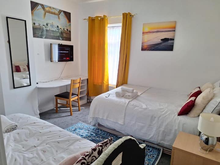 12 Cornwallis Lodge Family Room 1 - Stoke-on-Trent