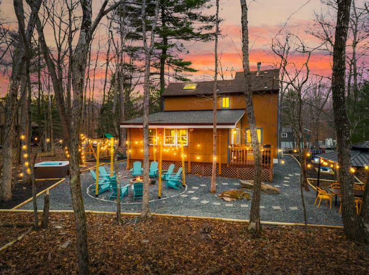 Poconos Play Heaven | Hot Tub, Game Room, Slides! - East Stroudsburg, PA