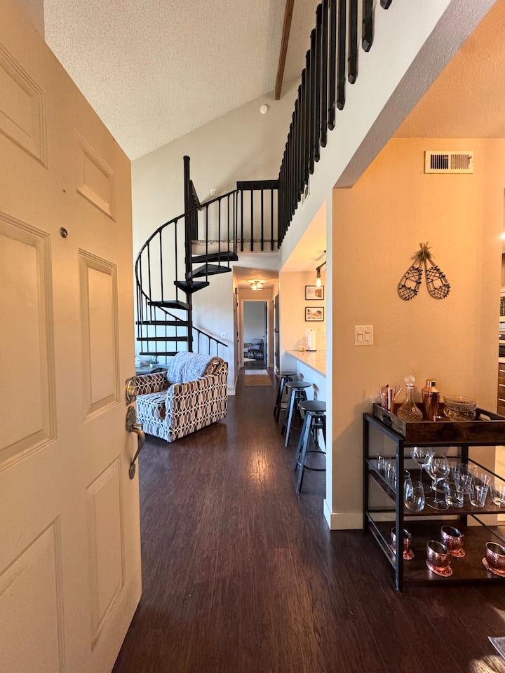 Fully Furnished Mountain-themed Loft! - Lakewood, CO