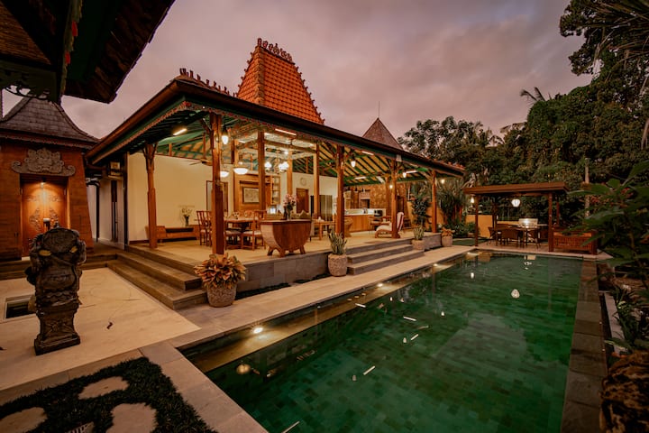 Wooden Balinese Four Bedroom Pool Villa In Ubud - Ubud