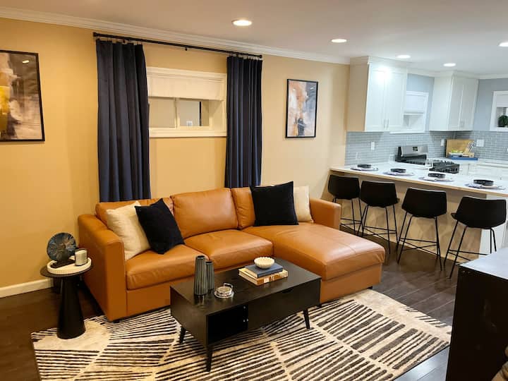 Luxury 2br Oasis W/ Hot Tub & Hassle-free Parking! - Largo, MD