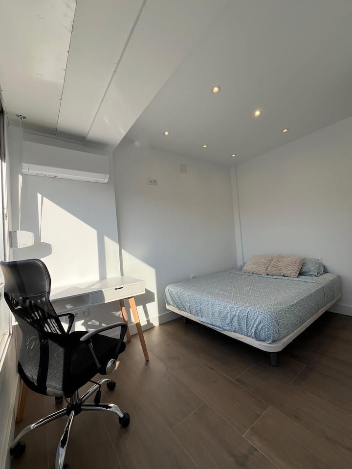 Luminosa Habitación Con Ac - Alicante