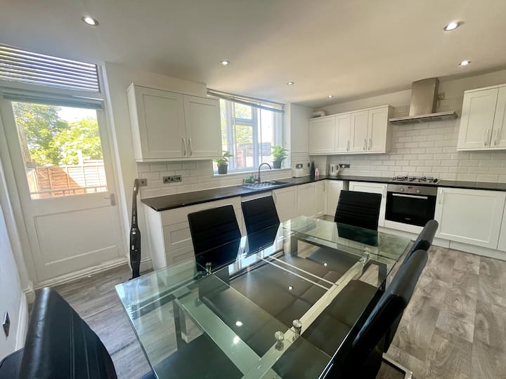 Cosy 4 Bedroom Home - Sittingbourne