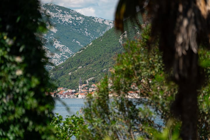 Beachfront 2br Apartment With Terrace And Sea View - Montenegro