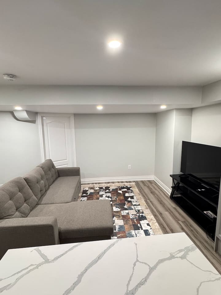 Spacious 2br Suite In Brampton W/ A/c + Parking. - Bolton