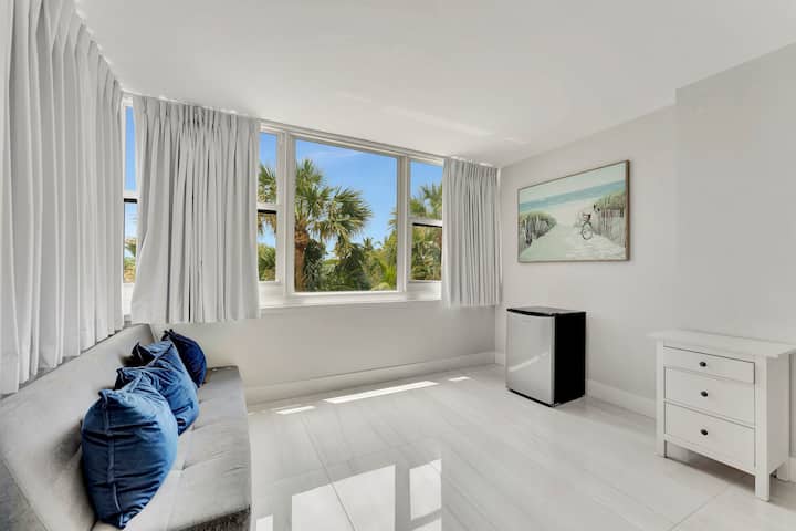 Ocean Front Property Room - Fort Lauderdale