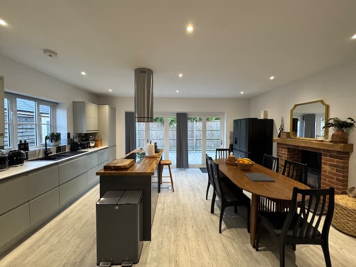 Luxury 4 Bedroom Bungalow. - Ipswich