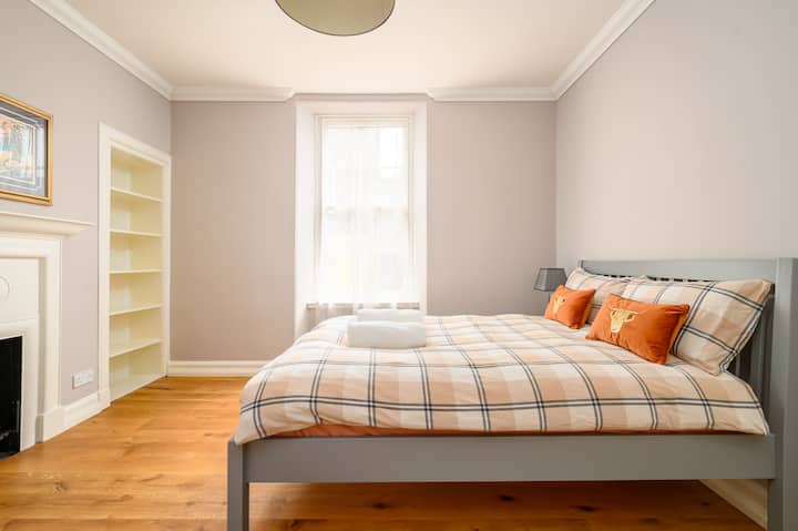 Stunning 4 Bed Home | 2 Free Parking Spots - Edinburgh