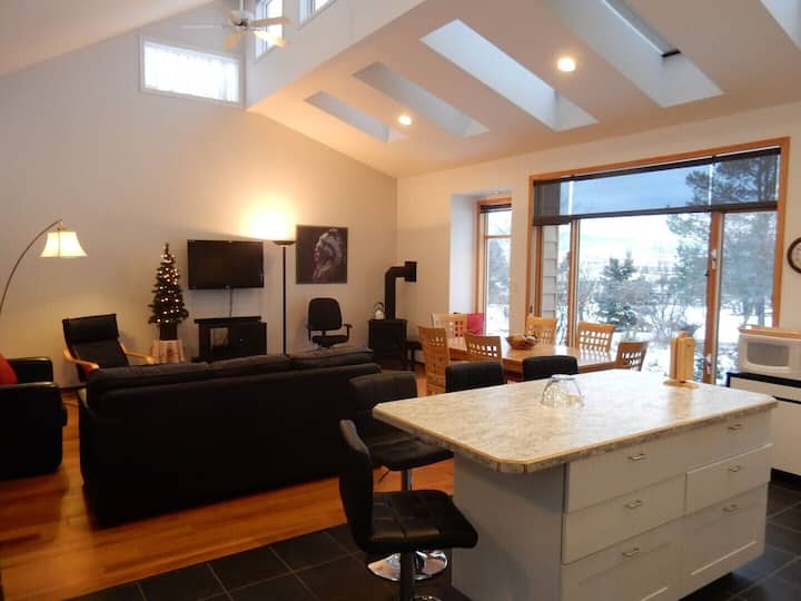 Spacious 2 Bedroom Suite - Vernon