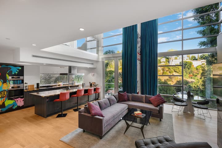 Luxury 3-bedroom Estate, High-end Comfort & Style - Hollywood, CA