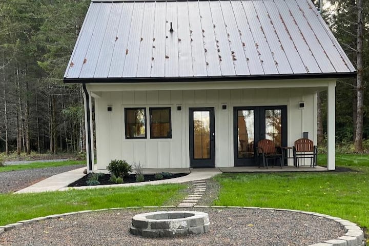 Modern Cabin Among The Evergreens - Lewis and Clark State Park, Toledo