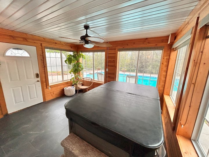 Cozy Winter Retreat: Hot Tub & Family Fun - Wisconsin