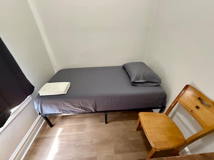 Twin Size Bed Near Cta Downtown - Chicago, IL
