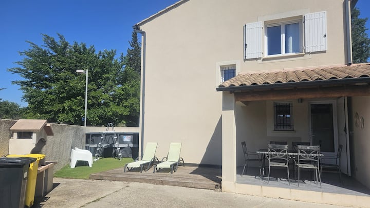 Maison Paisible Avec Piscine - Proche D'avignon - Le Pontet