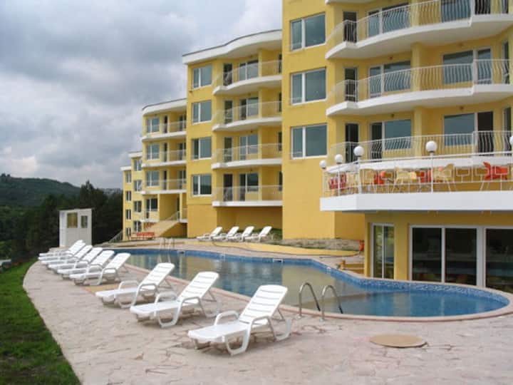 Sea View 1-bedroom Apartment | Pool & Parking - Kavarna