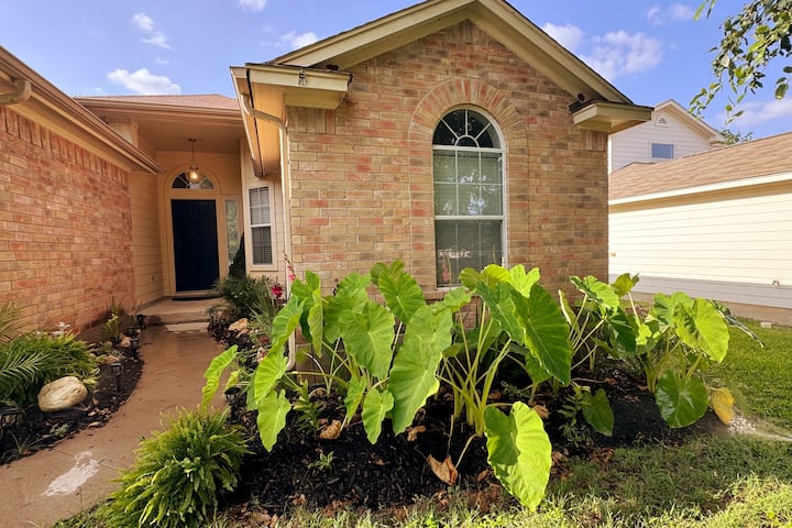 Cozy Retreat Near Kalahari & Dell Diamond - Round Rock, TX
