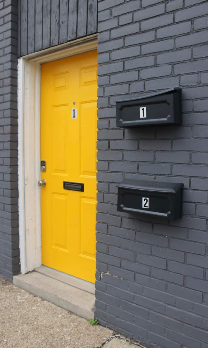 Spacious 1-bedroom With Private Deck - Pittsburgh, PA