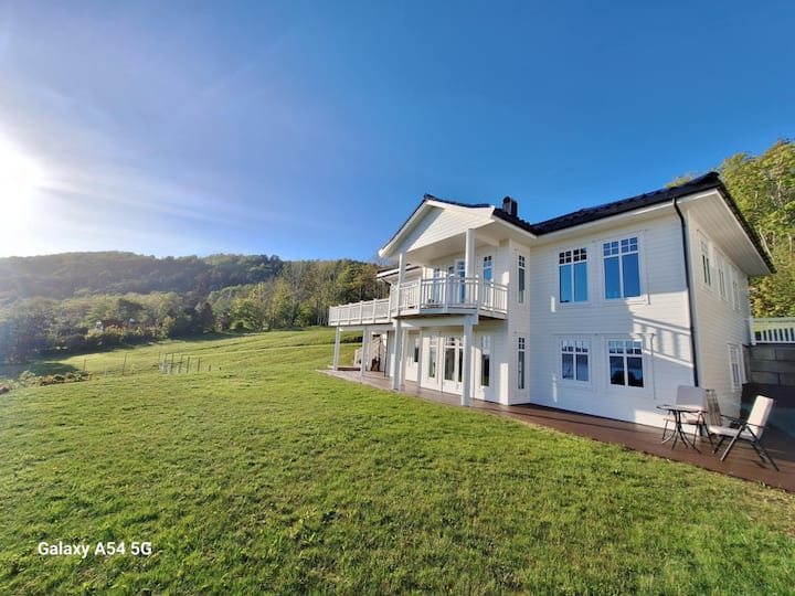 Herskapshus I Nydelig Omgivelse - Ålesund