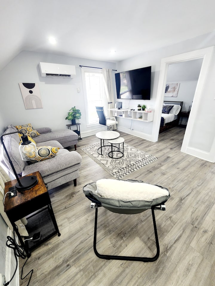 2br Windsor Condo • Free Parking • Border Access - University of Windsor