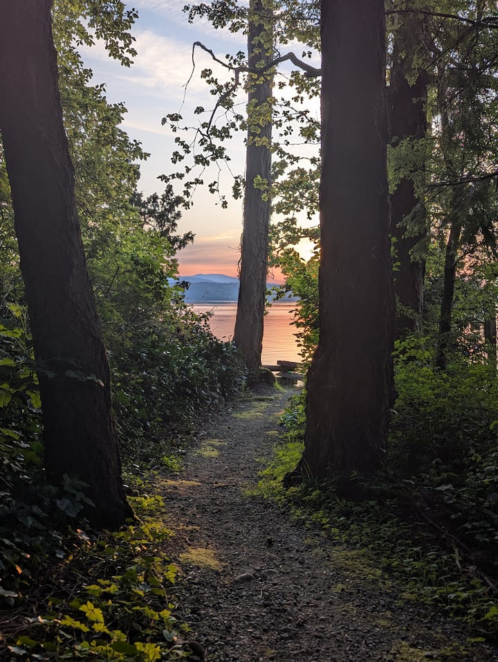 Sunset Cove Studio - North Saanich