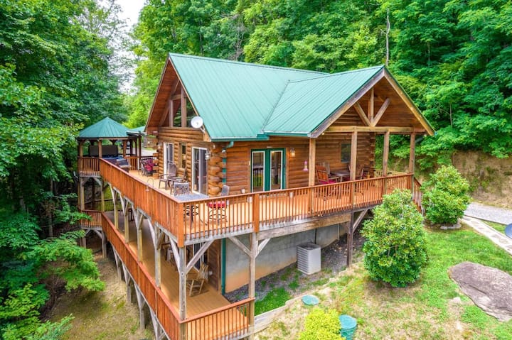 Smokey Mountain Basecamp - Sleeps 9 - Views - Pets - Cherokee, NC