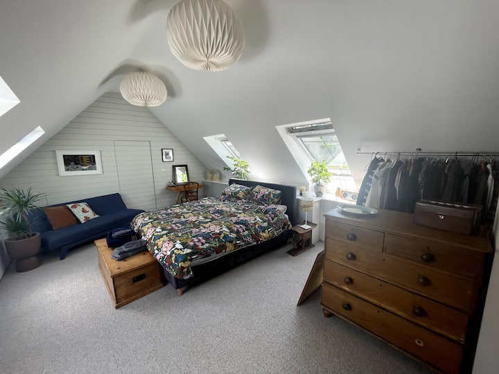 Large Super King Bedroom - Stroud
