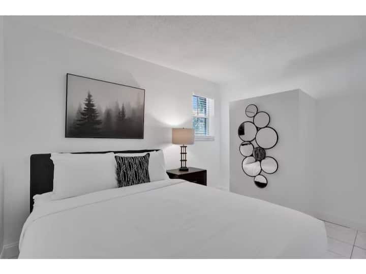 Sunny 2br Retreat | Walk To Beach + Pool Access - Pompano Beach, FL