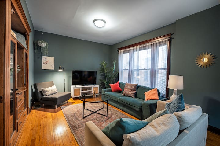 Relax At Our Lakeview Getaway Near Wrigleyville! - Chicago, IL