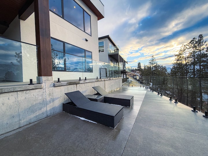Skyview Retreat With Pool, Movie Theatre And Views - Naramata