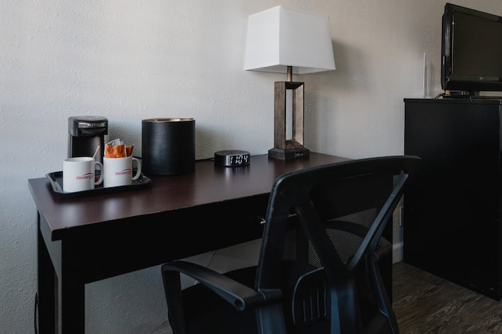 Hotel Room Close To Airport Including Breakfast - San Diego, CA