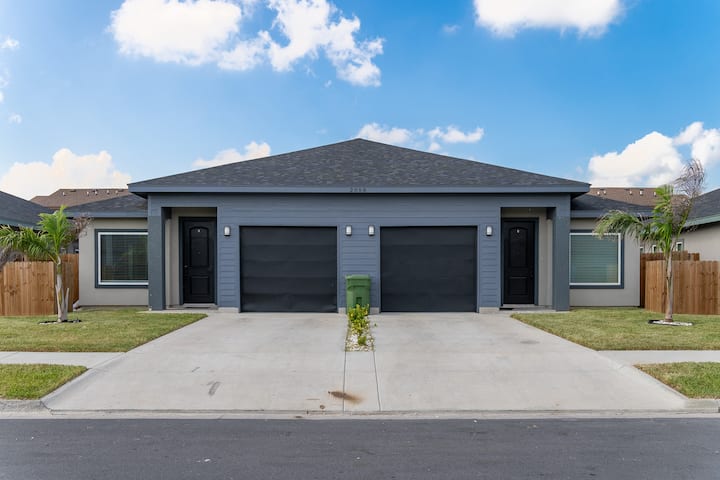 Cozy N Spacious Full Duplex Spacex Lng - Brownsville, TX