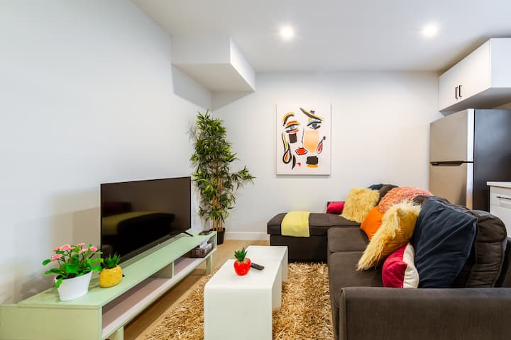 ~Sweettropicalbsmtsuite~kingbed|wifi•parking - Edmonton