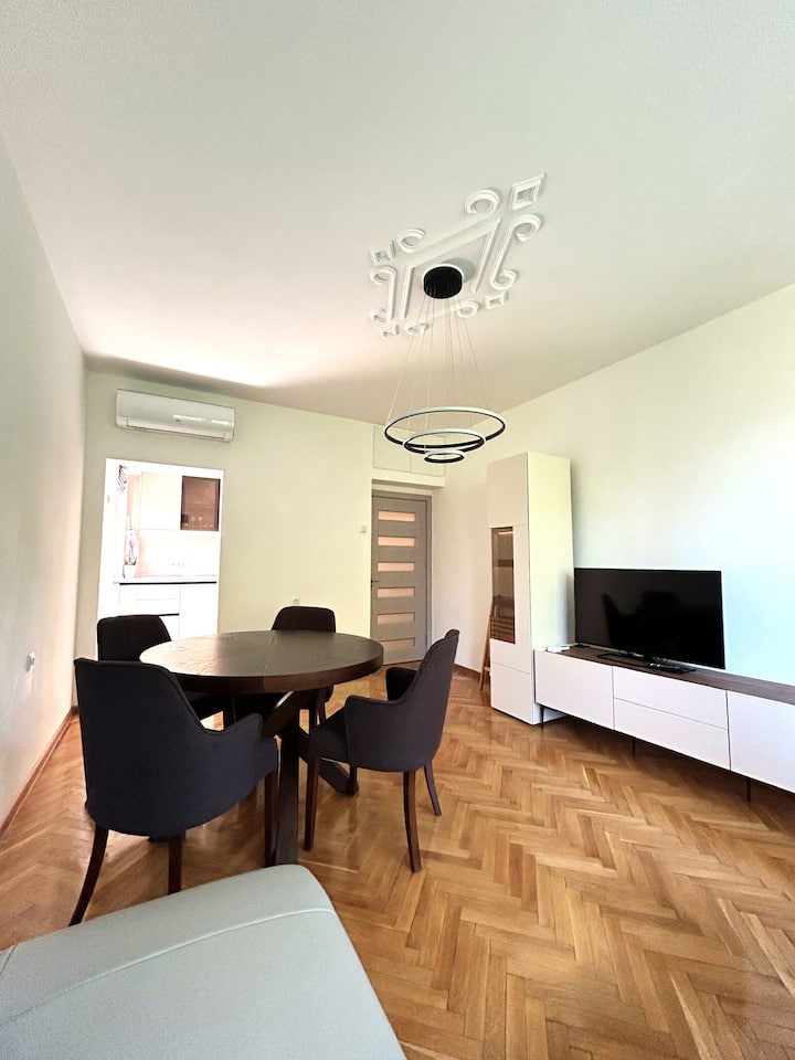 Pirin 30 Apartment 2br In City Center - バルナ