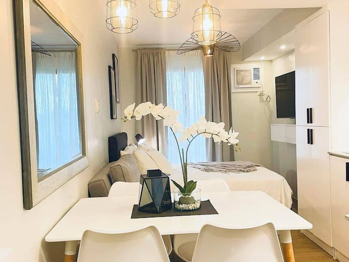 Cozy And Luxurious Studio | Near Sb Hiraya - Tagaytay