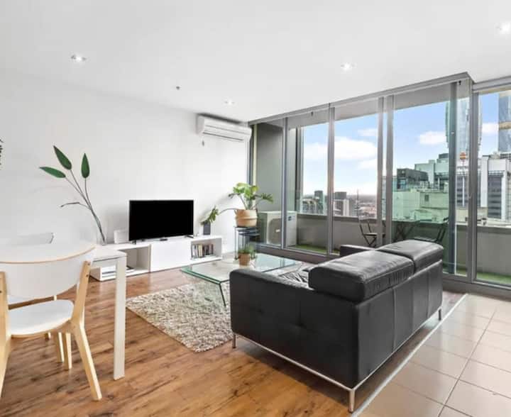 Minimal At Altitude—poolside Stay By Cbd Landmarks - Kensington