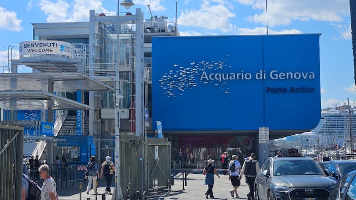 Davanti All'acquario Di Genova - Genoa