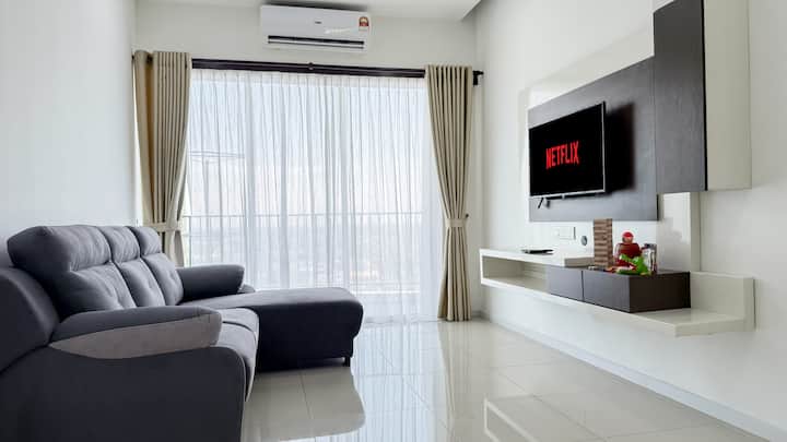 Lake Garden View Homestay W/ Pool & Netflix - Taiping