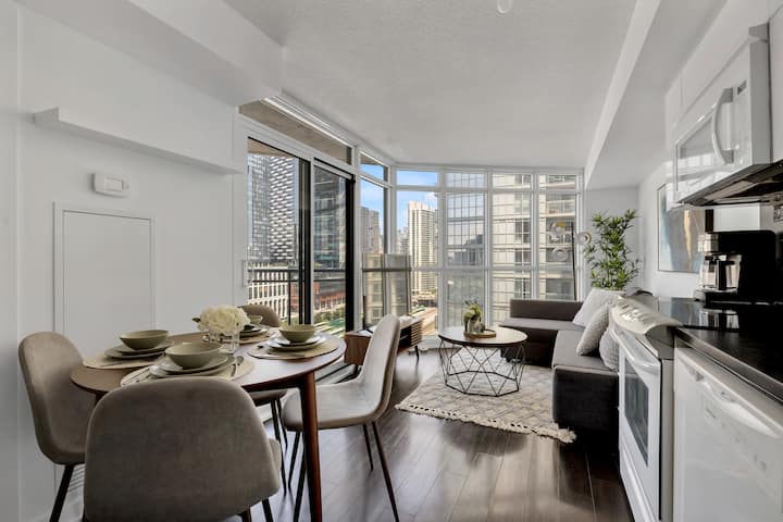 Trendy Condo In The Ultimate Location - Toronto