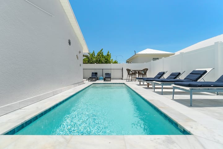 Charming Home W/saltwater Pool, Bike 2 Beach, Bbq - Naples Park, FL