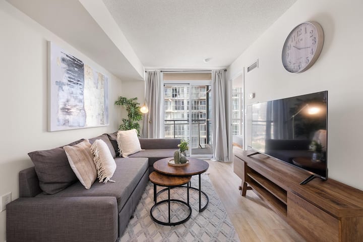 Sky-high Views & Trendy Vibes Await! - Toronto