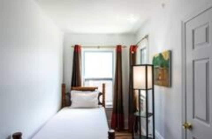 Best Quality 4 Bedroom Apt Malden Close To T - Malden, MA