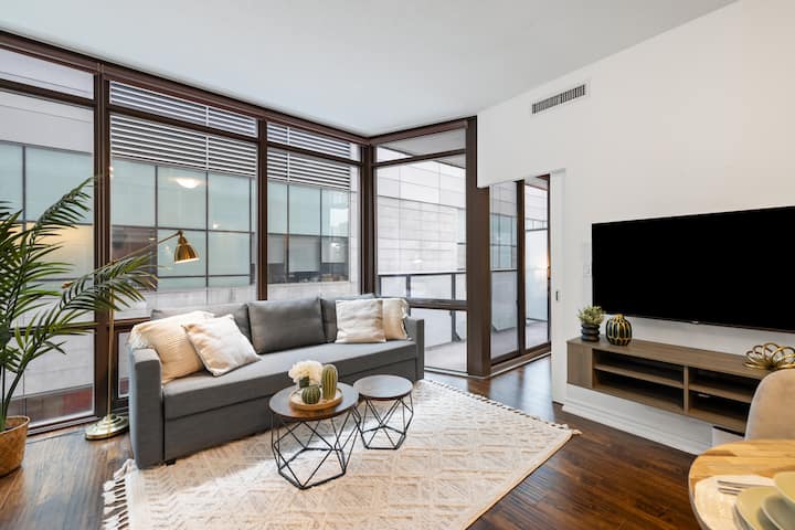 Downtown Dream Condo + 1 Free Parking - Toronto