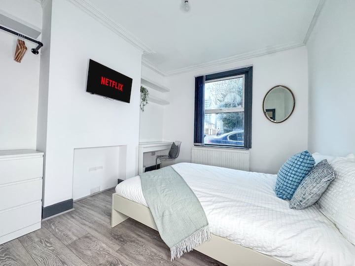 3 Bed, 2 Bath House Luton Airport - Luton