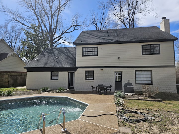 6 Bedroom Home With Pool, Near Shelby Farms Park - Germantown, TN