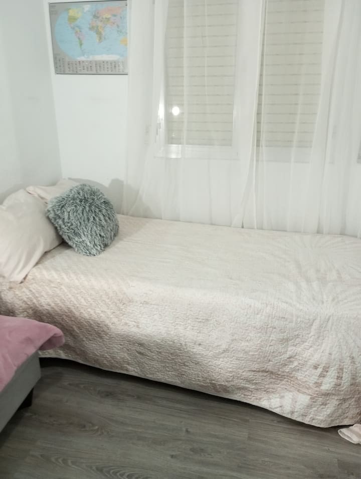 Habitación Para Una Chica - Leganés