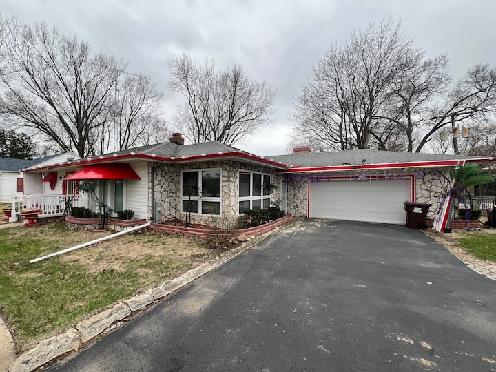 Charming Pet-friendly House W/ Large Fenced Yard - Rockford