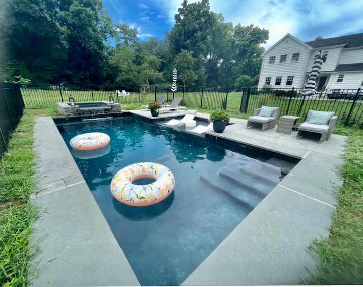 Estate With Private Cottage. - New Canaan, CT