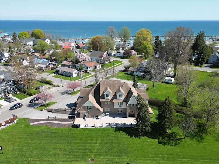 Unit 204 - The Harbourview | Free Wifi | Sleeps 4 - Port Dover