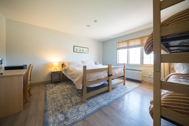 Suite For 4 • King Bed • Wi-fi • Near Beach - Port Dover